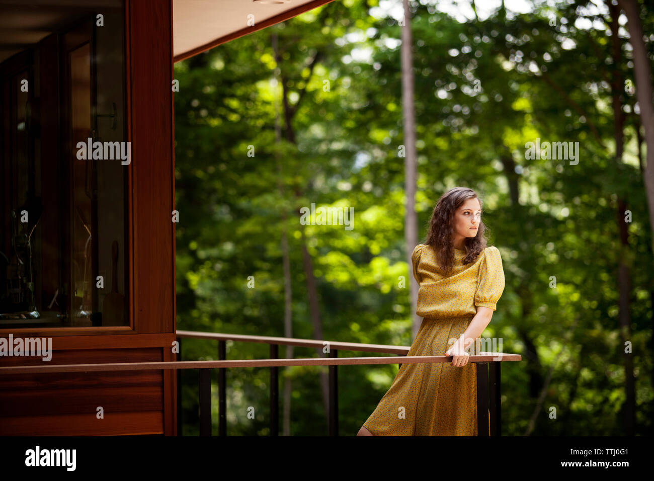 Leaning over railing hi-res stock photography and images - Alamy