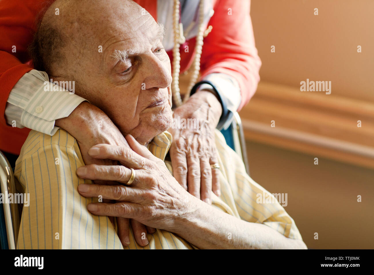 Hands on shoulder hi-res stock photography and images - Alamy