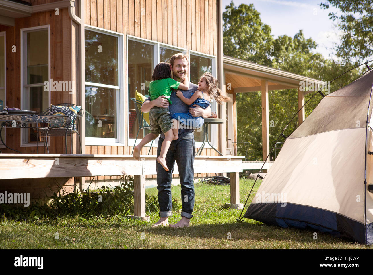 Kids standing grass hi-res stock photography and images - Alamy