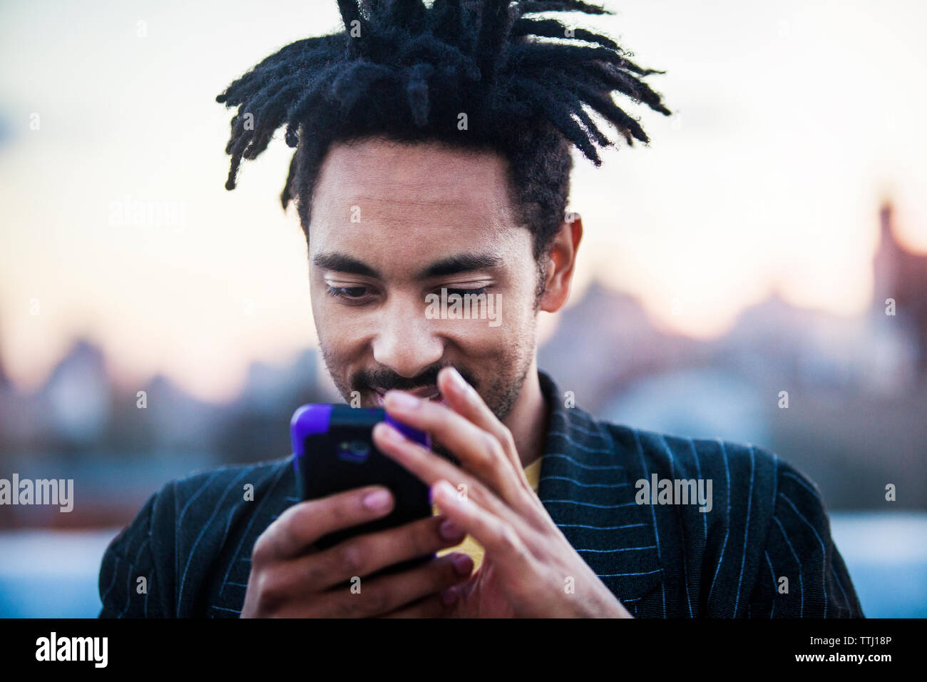 Smiling man mobile phone hi-res stock photography and images - Alamy