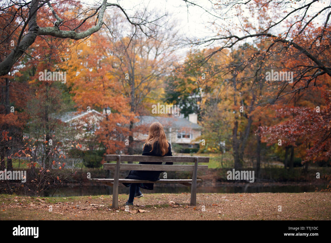 Woman bench at lake hi-res stock photography and images - Alamy