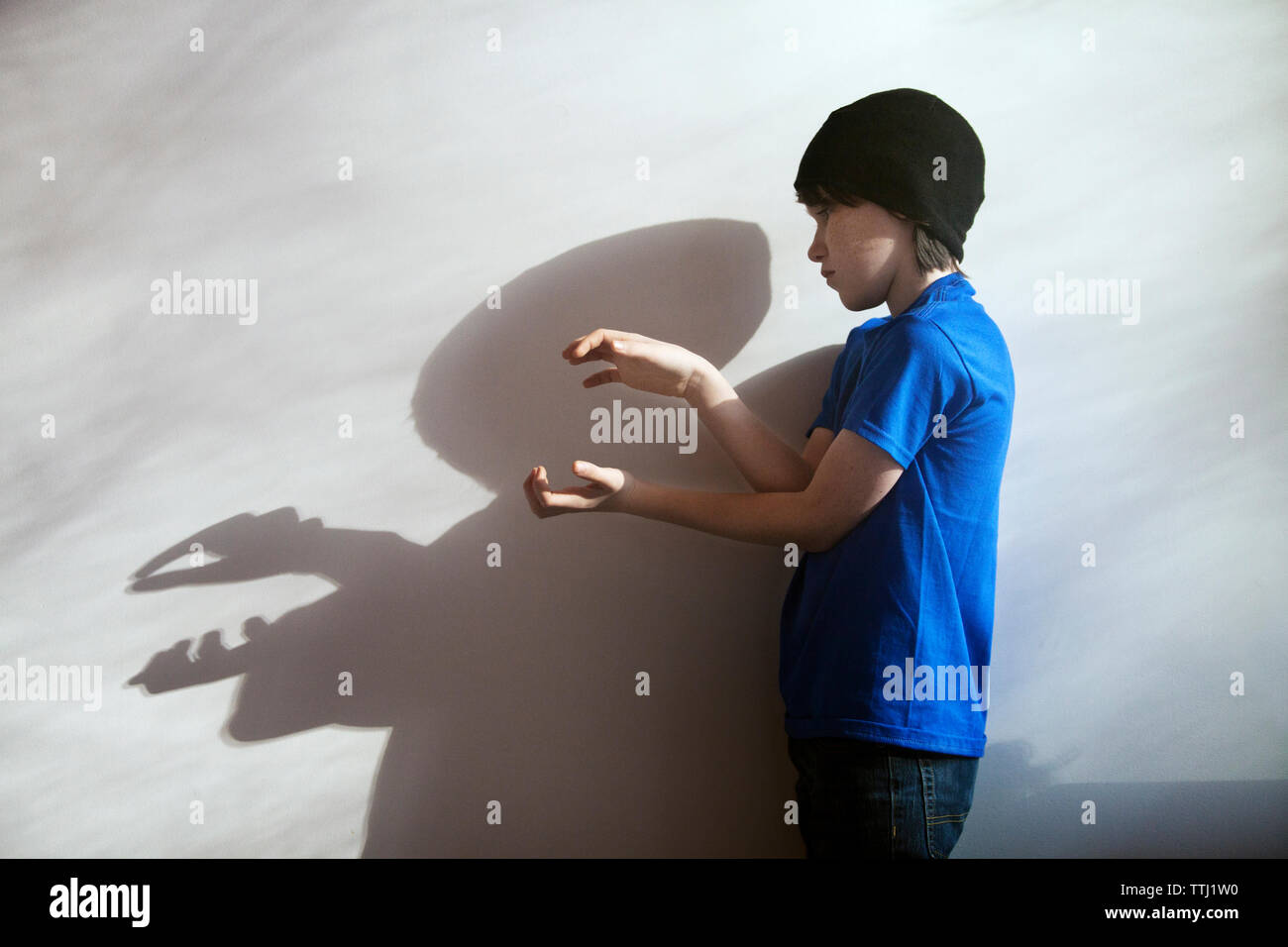 Boy shadow wall hi-res stock photography and images - Alamy