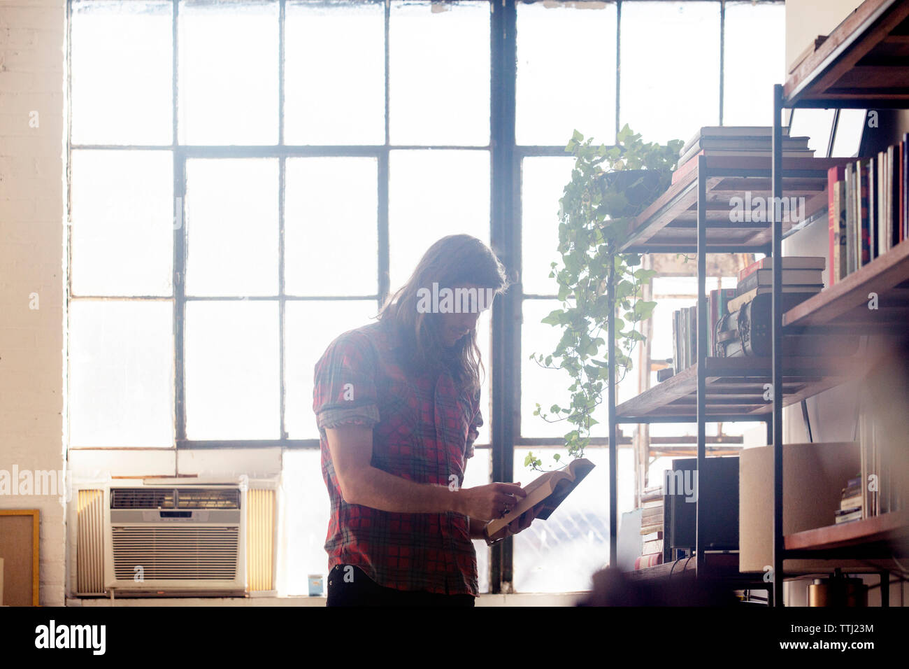 Reading by the window hi-res stock photography and images - Alamy