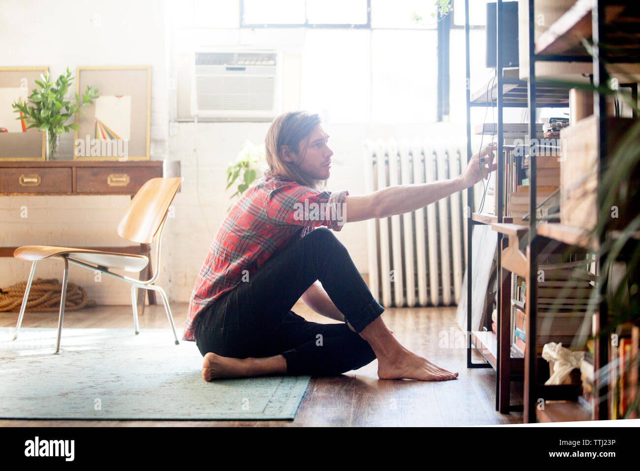 Searching sitting hi-res stock photography and images - Alamy