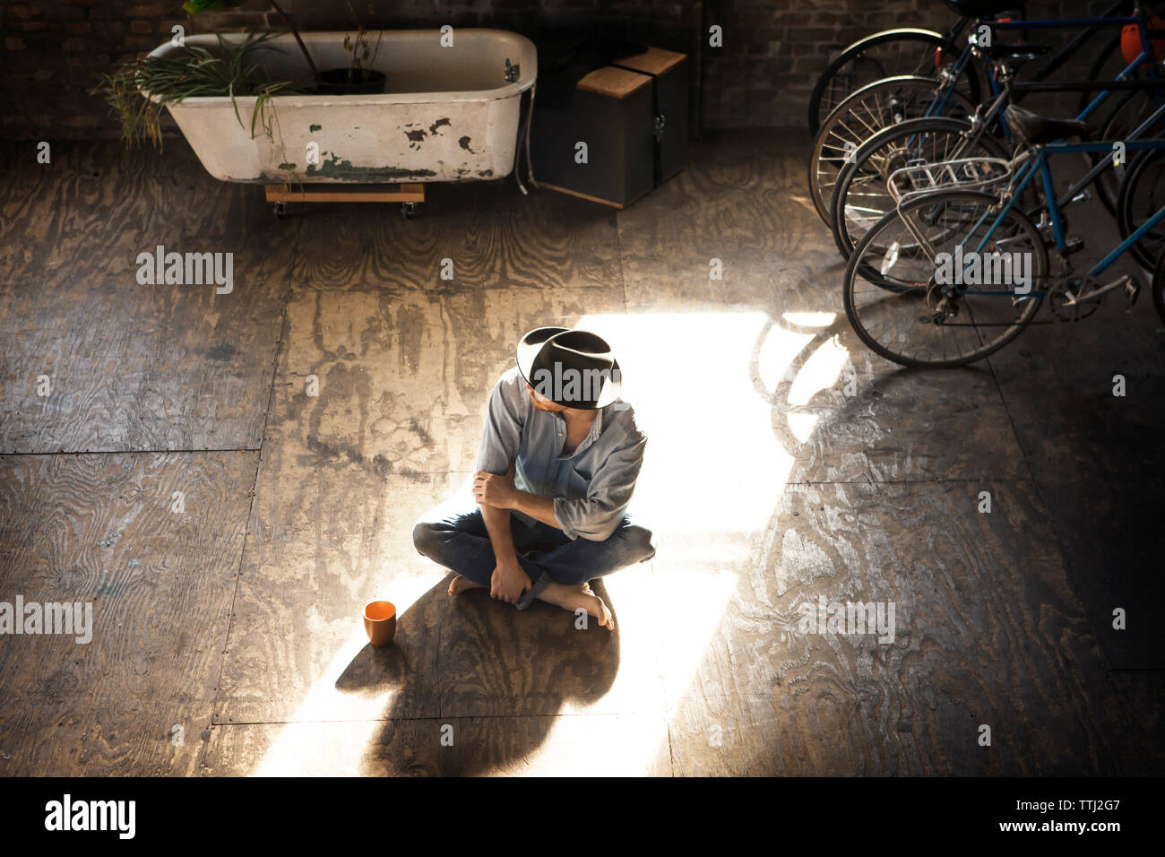 Man wearing high hat hi-res stock photography and images - Alamy