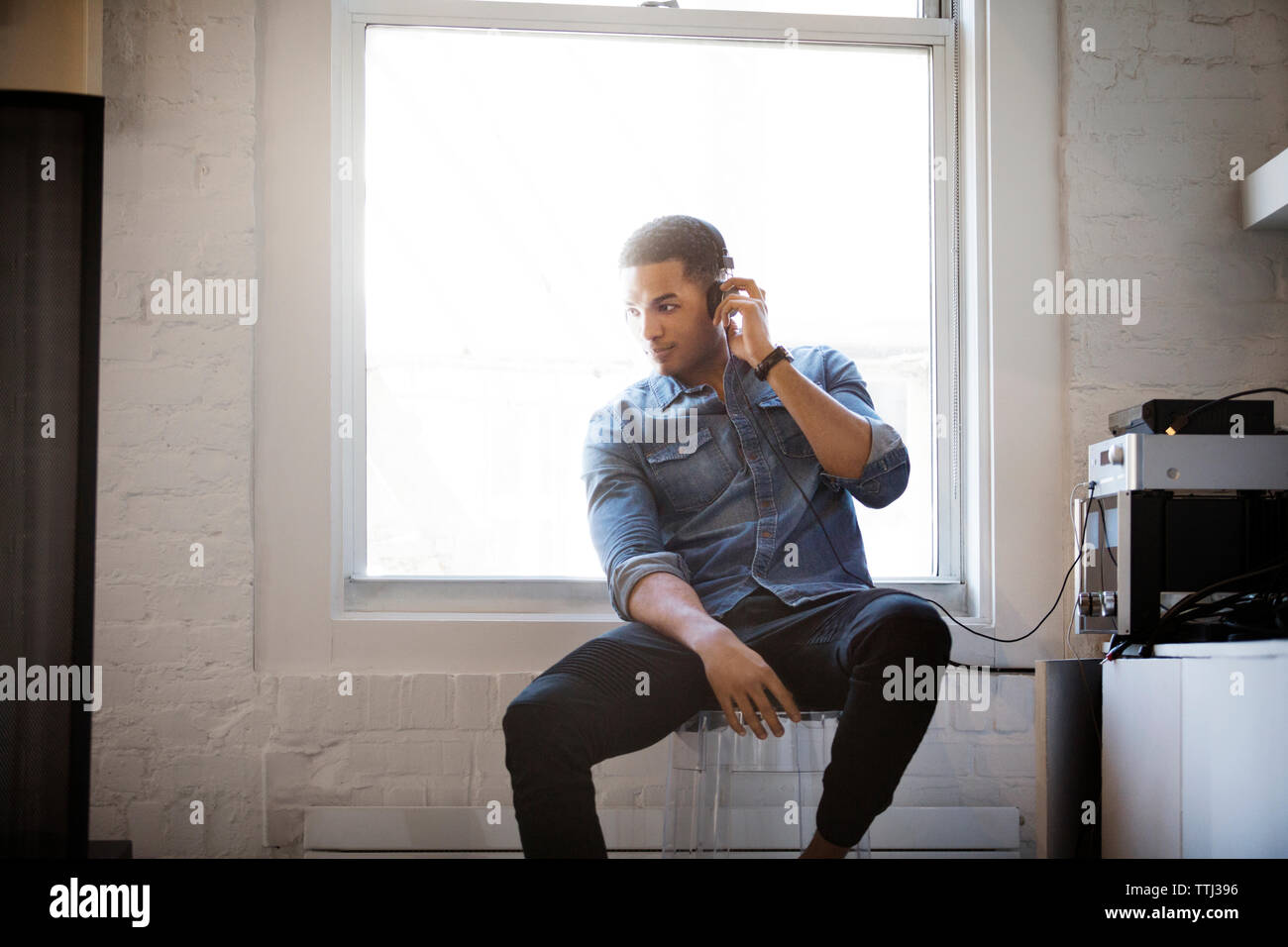 Listening to headphones art hi-res stock photography and images - Alamy