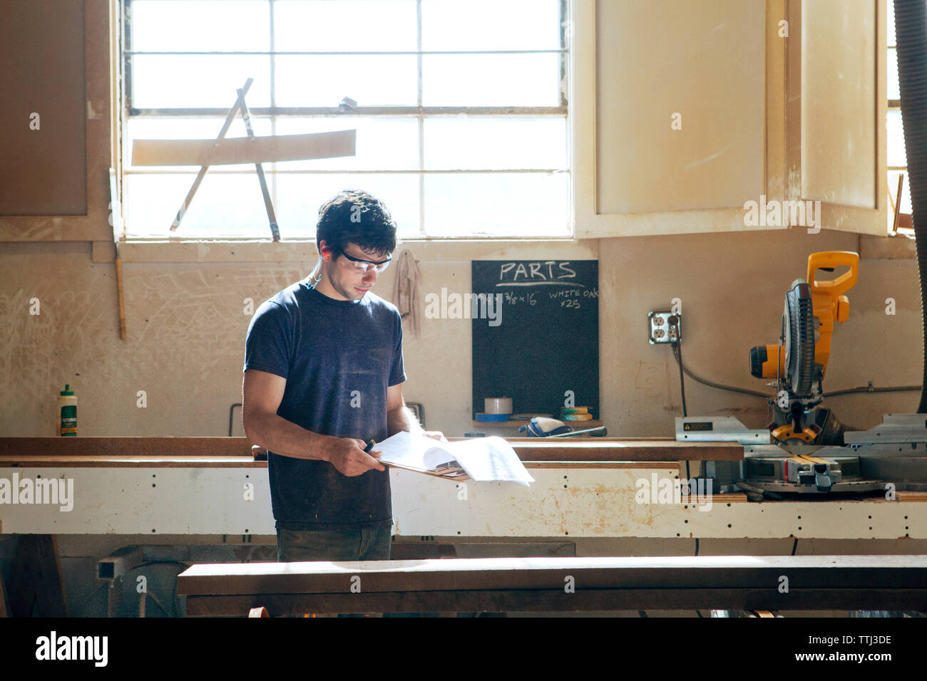 Man carpenter holding electric hi-res stock photography and images - Alamy