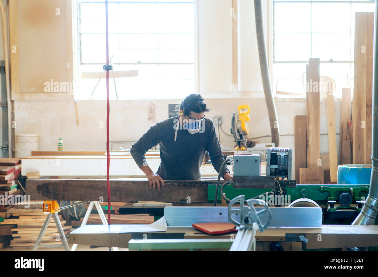 Cutting up wood hi-res stock photography and images - Alamy