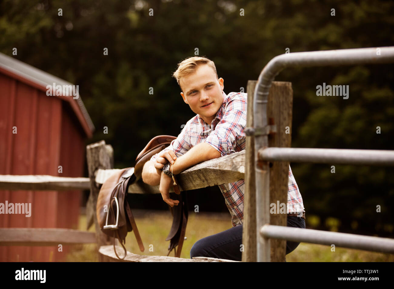 Old man leaning fence hi-res stock photography and images - Alamy