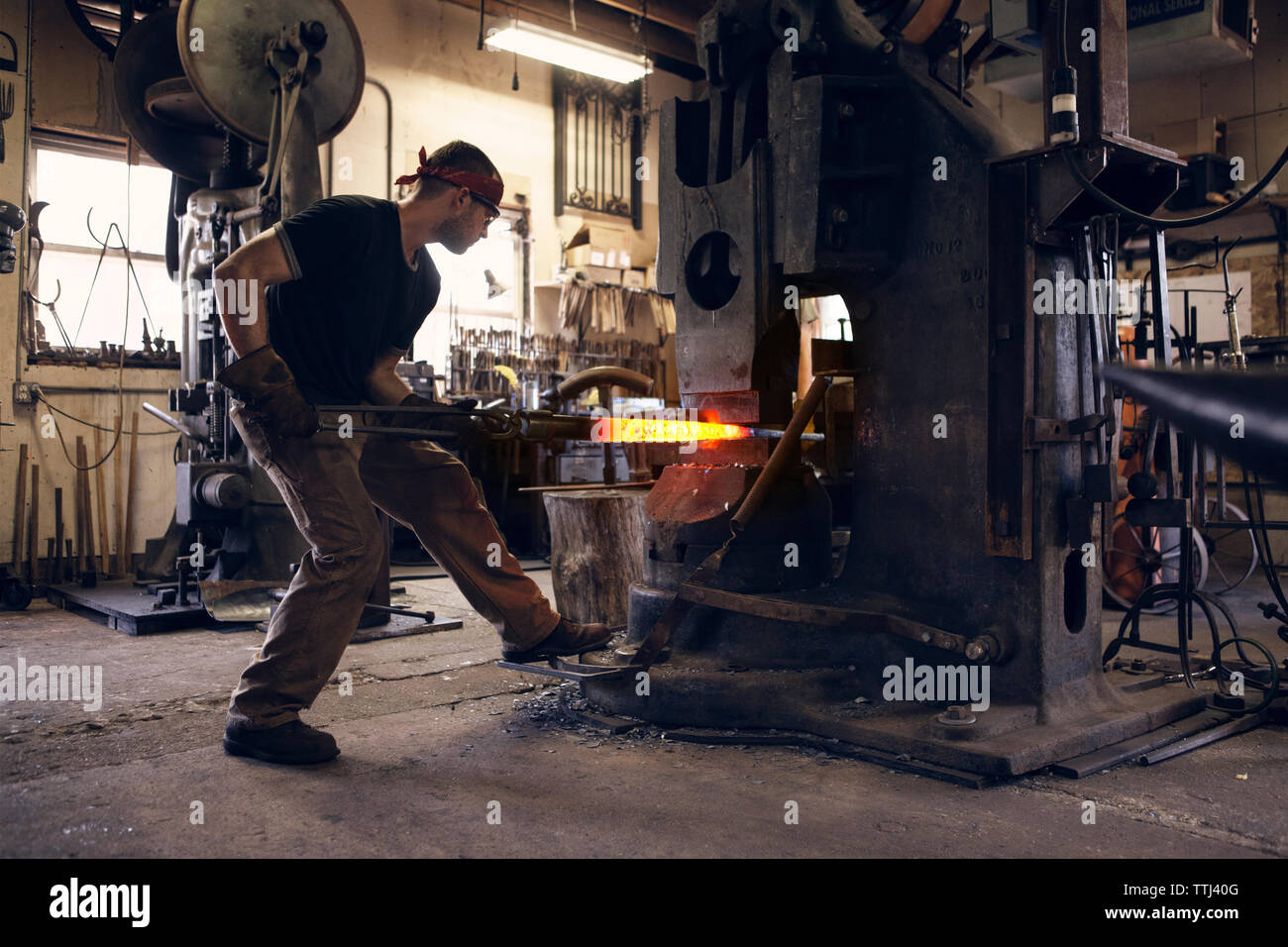 Full length worker shaping hi-res stock photography and images - Alamy