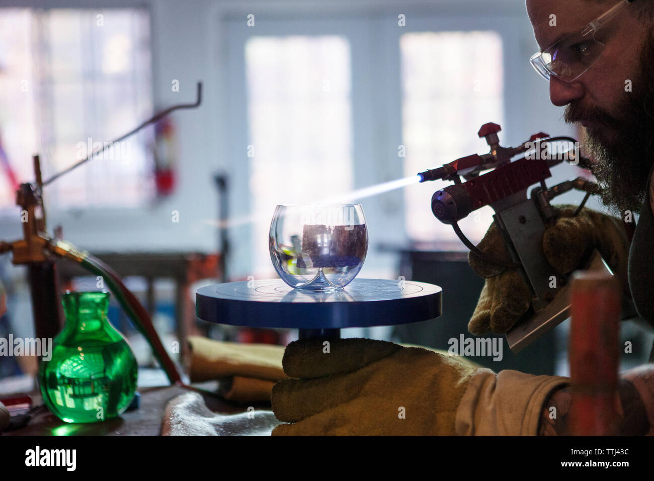 Man working glass blowing workshop hi-res stock photography and images ...
