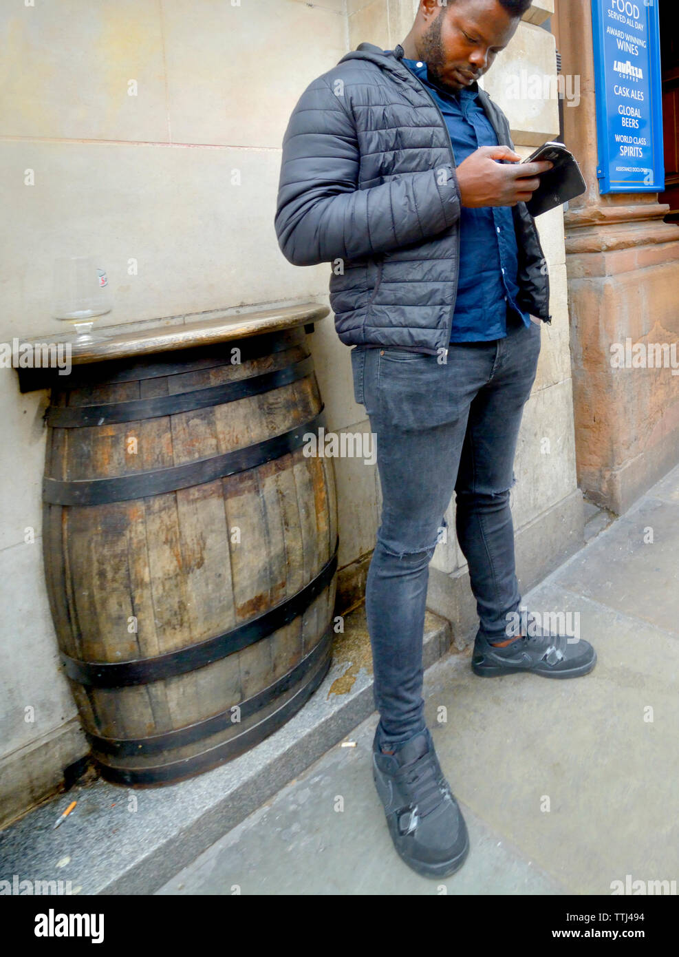 Using mobile phone phones hi-res stock photography and images - Alamy