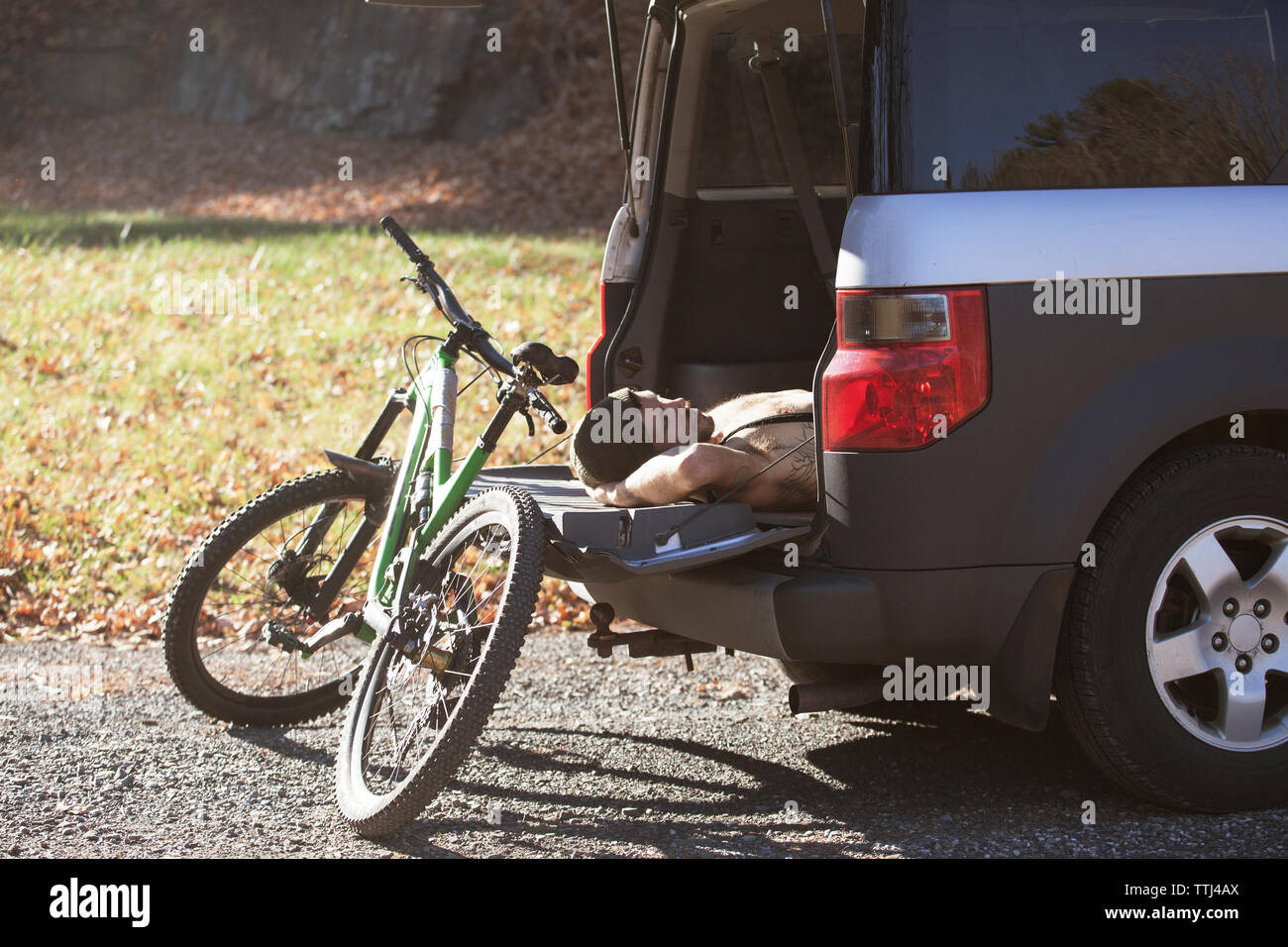Man sleeping on road hi-res stock photography and images - Alamy