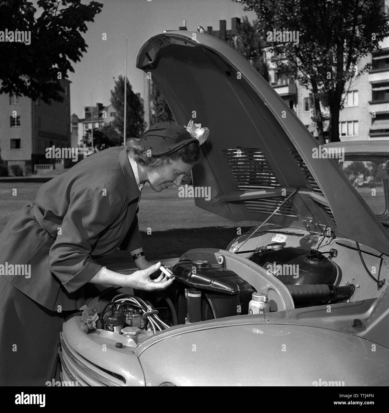 1950s woman driving a car hi-res stock photography and images - Alamy