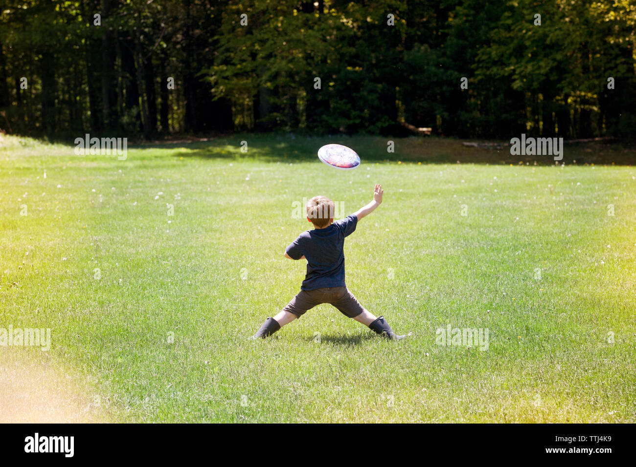 Person throwing frisbee hi-res stock photography and images - Alamy