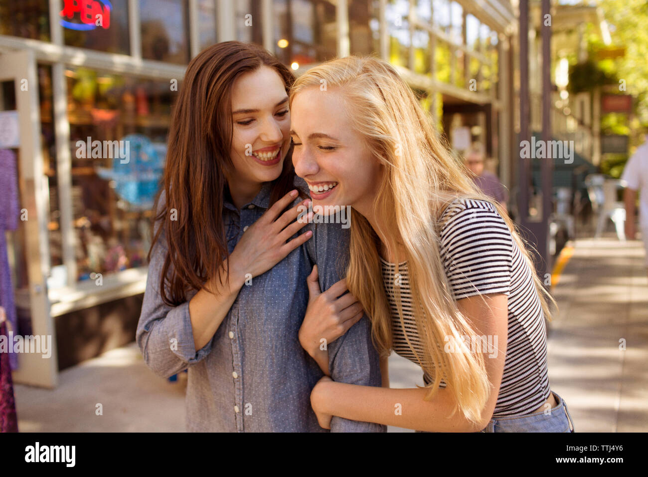 Old friends laughing hi-res stock photography and images - Alamy