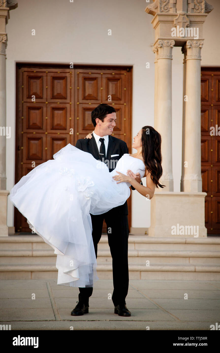 Chinese wedding couple standing hi-res stock photography and images - Alamy