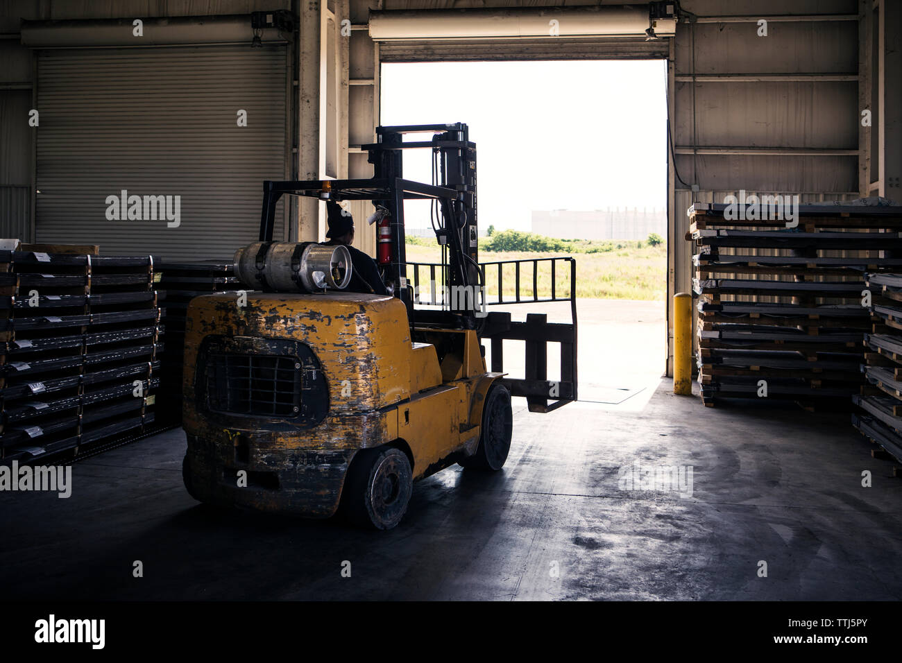 Worker driving forklift hi-res stock photography and images - Alamy