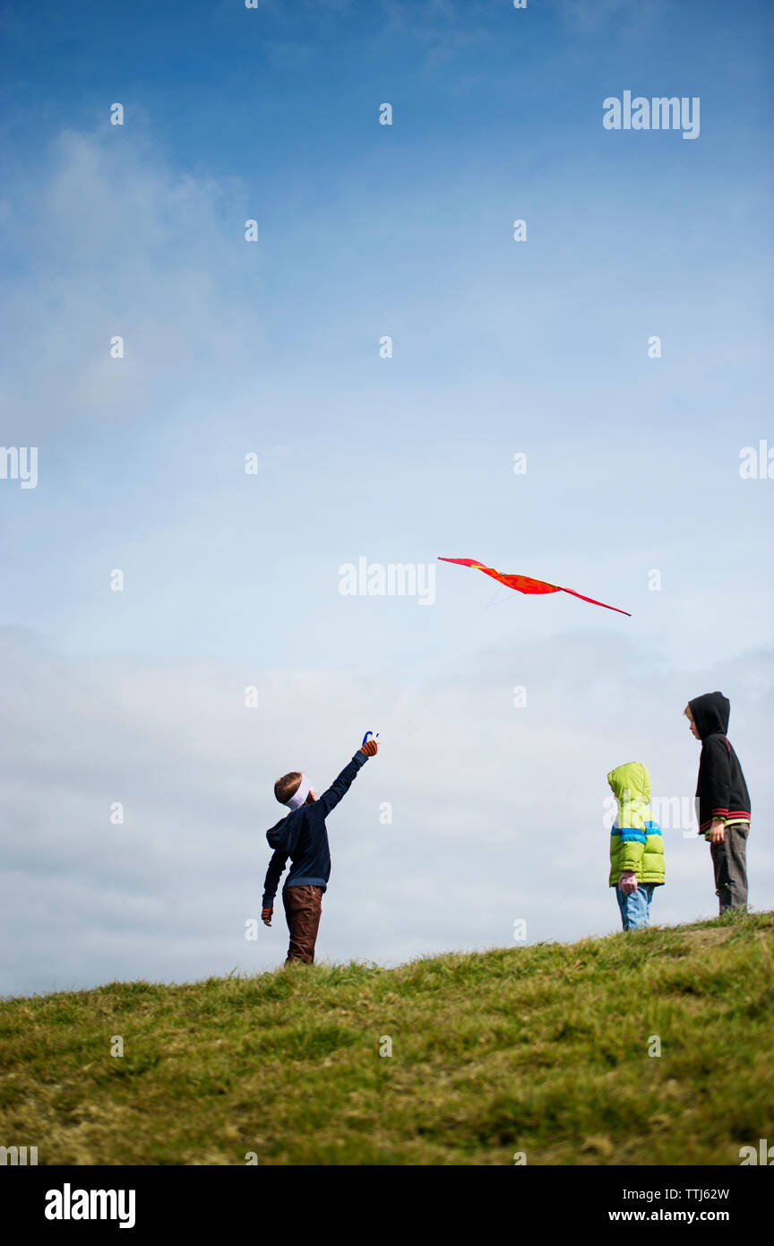 Flying children hi-res stock photography and images - Alamy