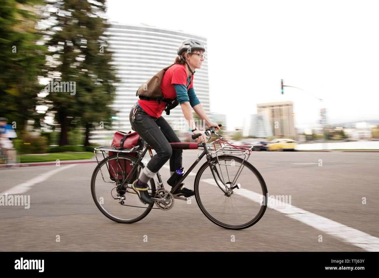 Woman cyclist speed side view hi-res stock photography and images - Alamy