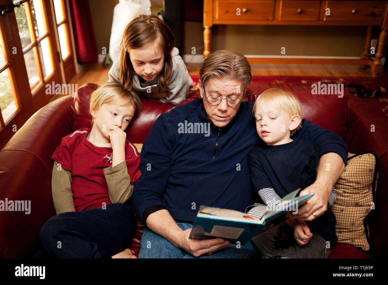 Man telling stories family on hi-res stock photography and images - Alamy