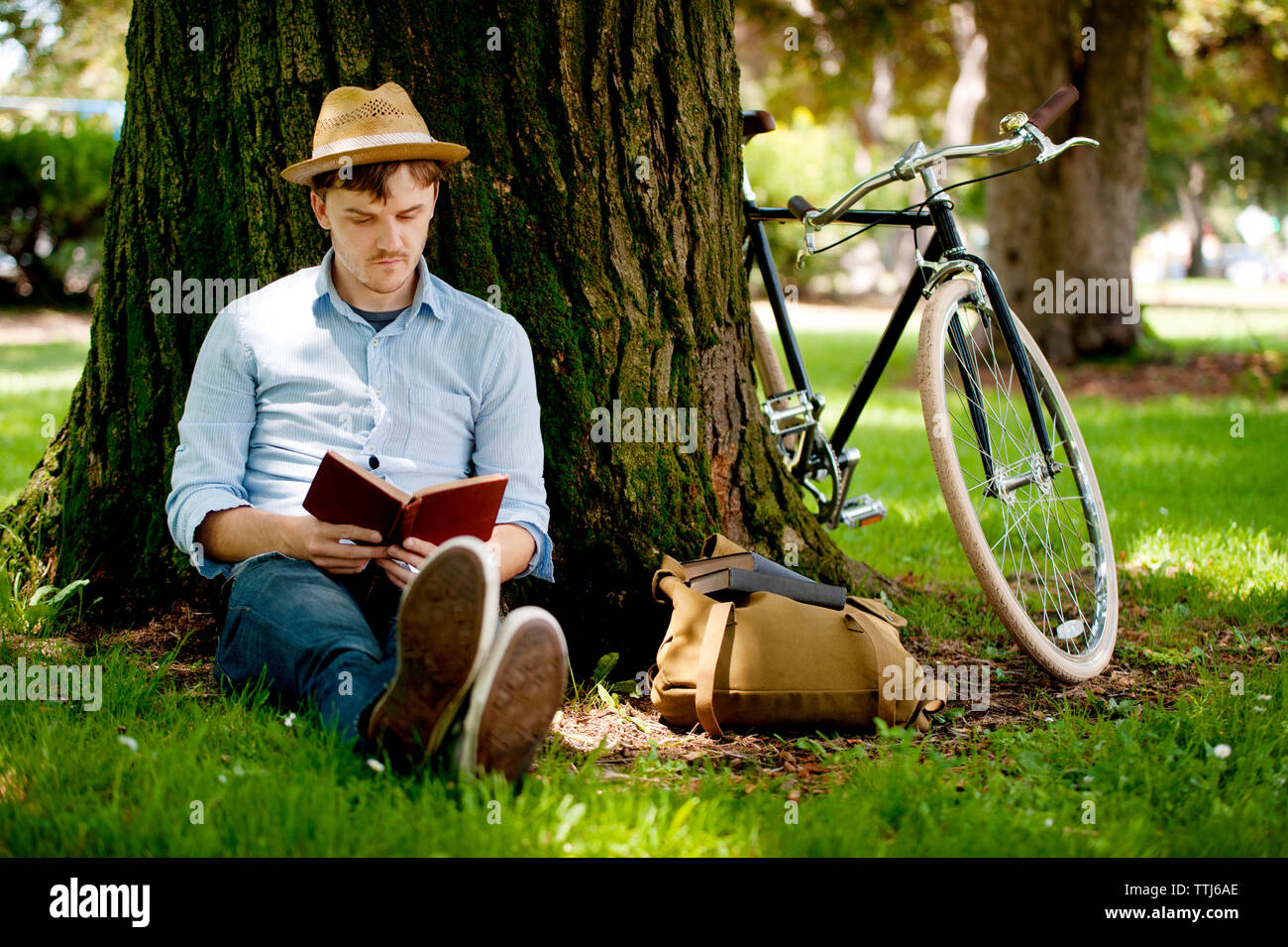 Male on bicycle reading hi-res stock photography and images - Alamy