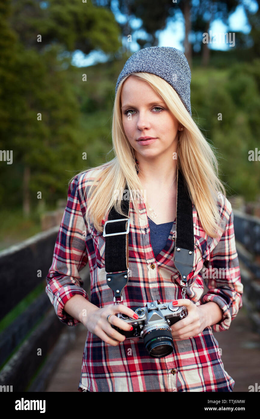 Woman holding camera hi-res stock photography and images - Alamy