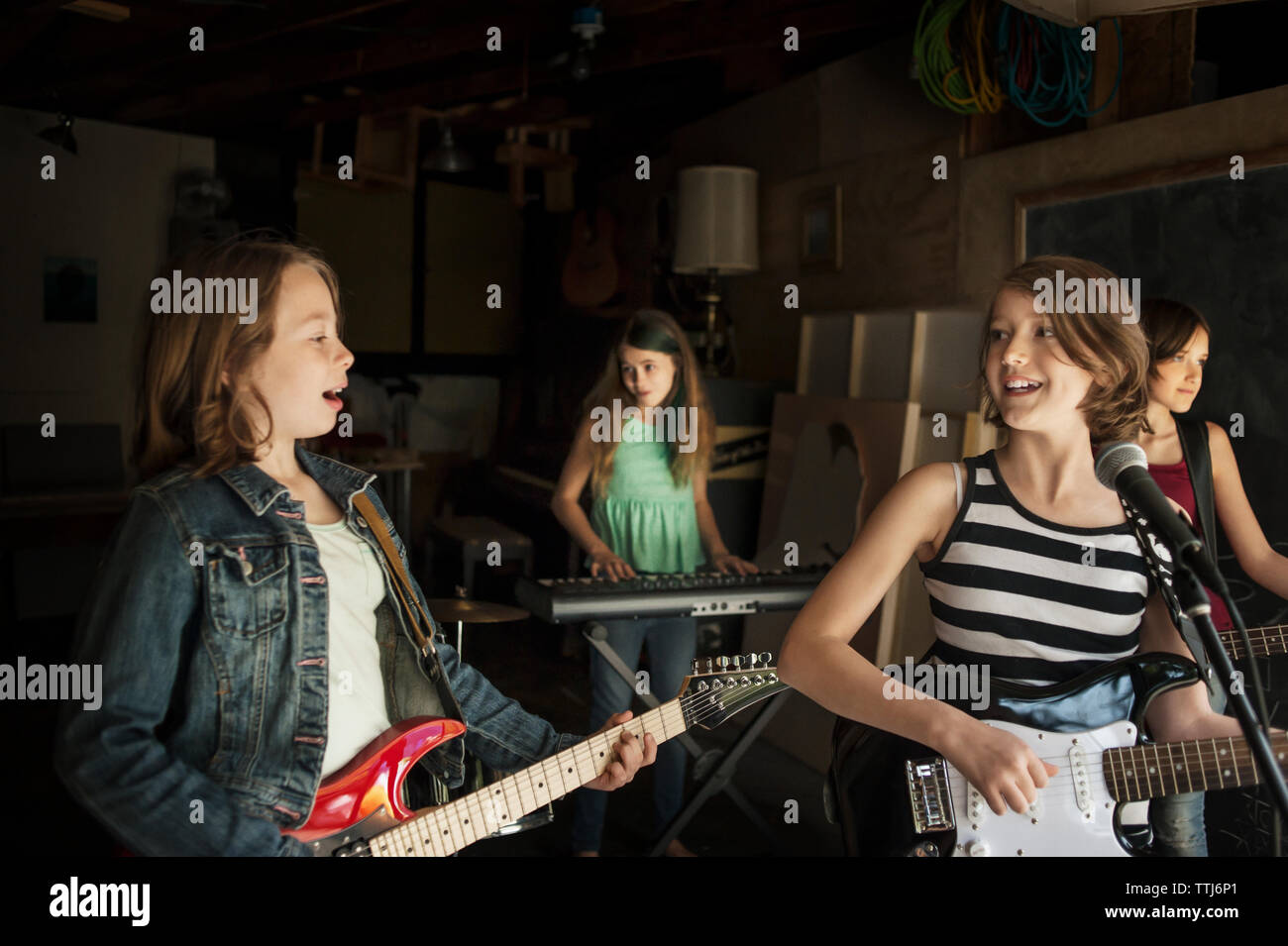 Friends singing hi-res stock photography and images - Alamy