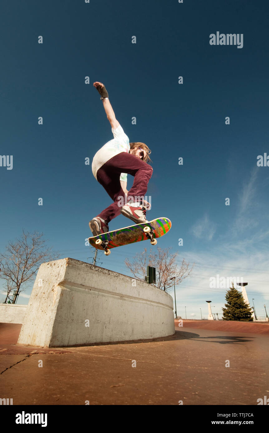 Man jumping over wall hi-res stock photography and images - Alamy