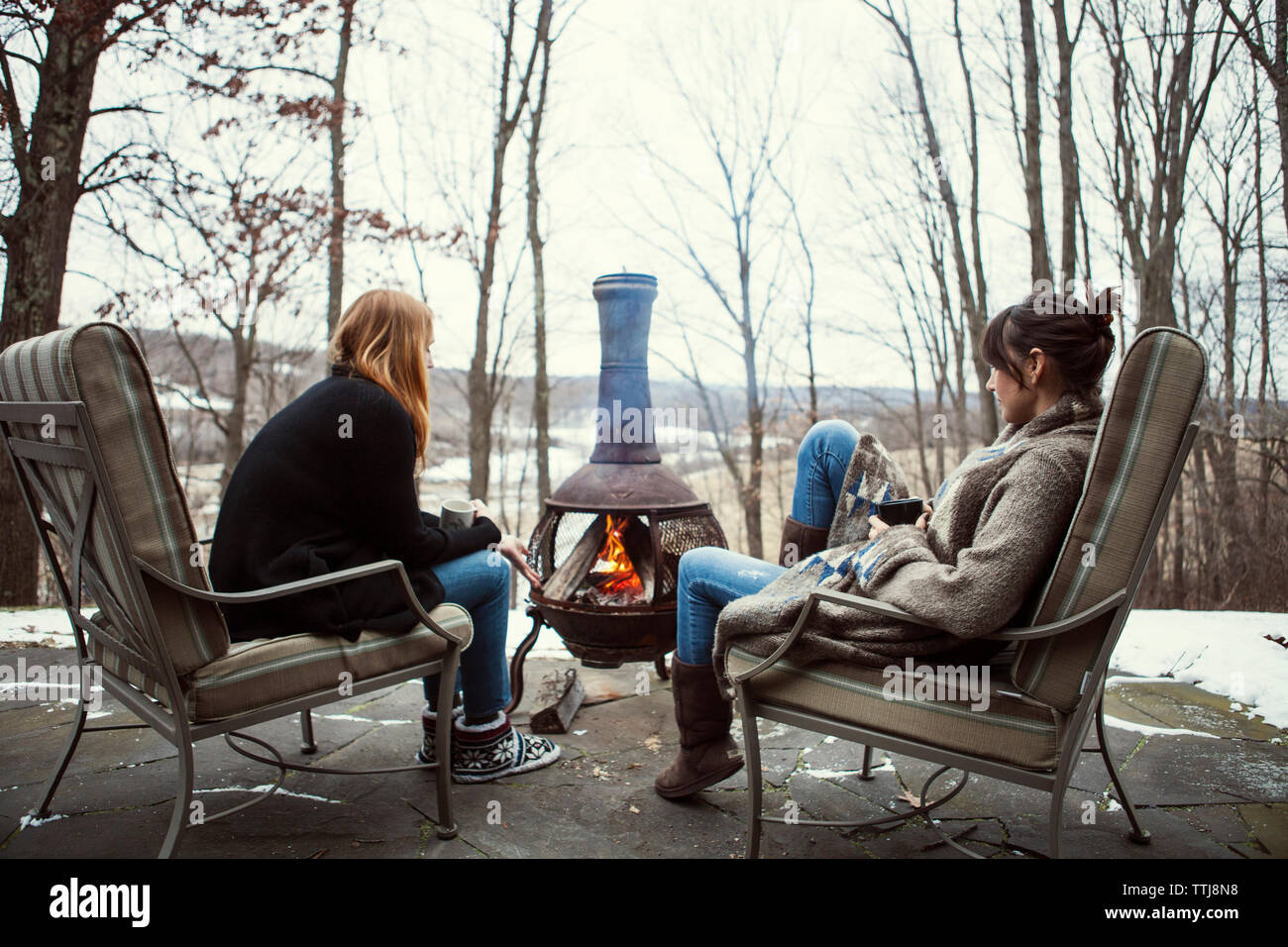 Fire pit friends hi-res stock photography and images - Alamy