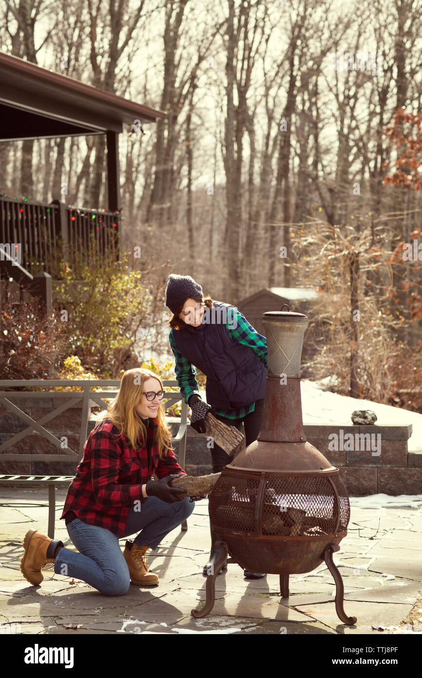 Fire pit friends hi-res stock photography and images - Alamy