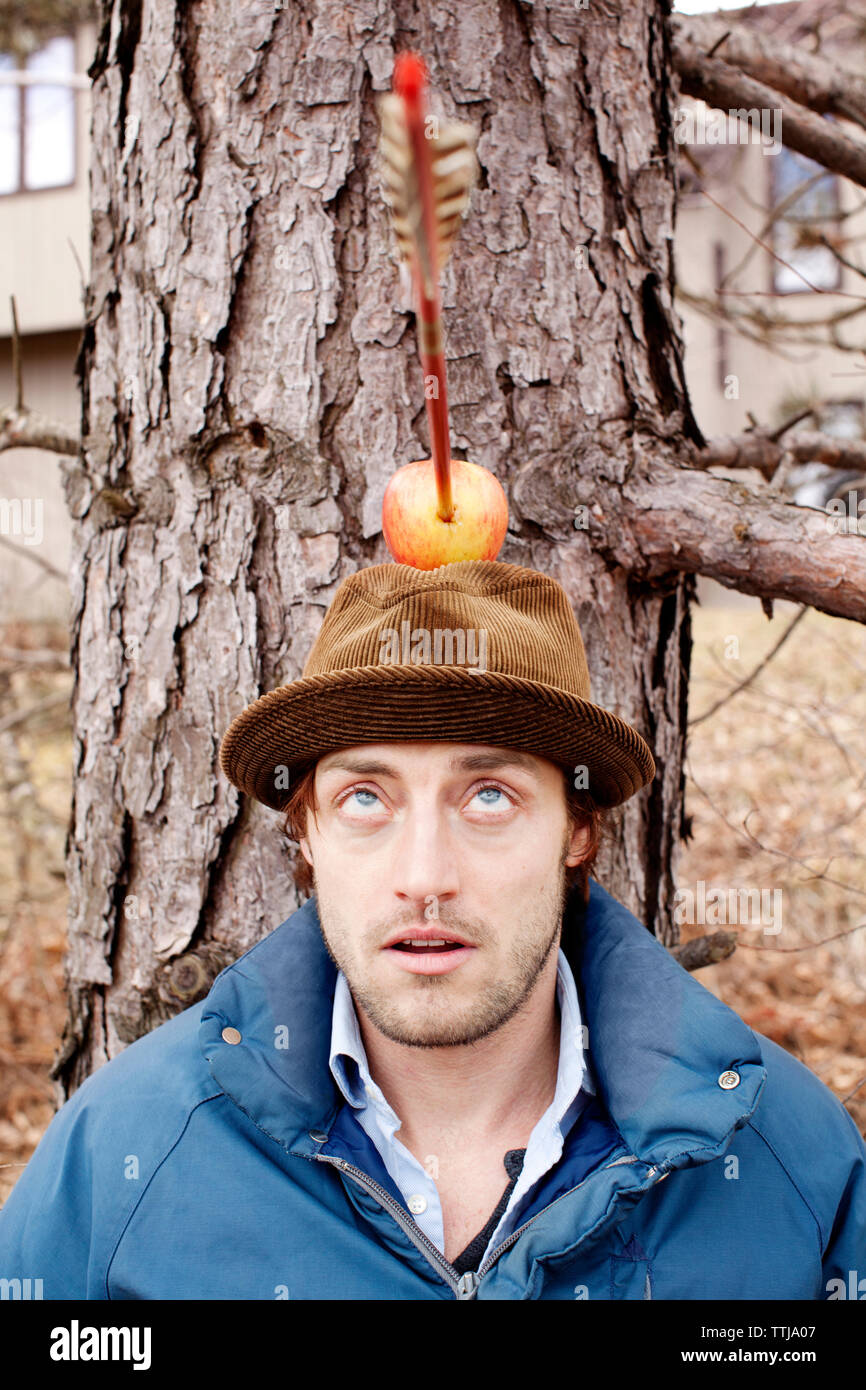 Apple on head arrow hi-res stock photography and images - Alamy