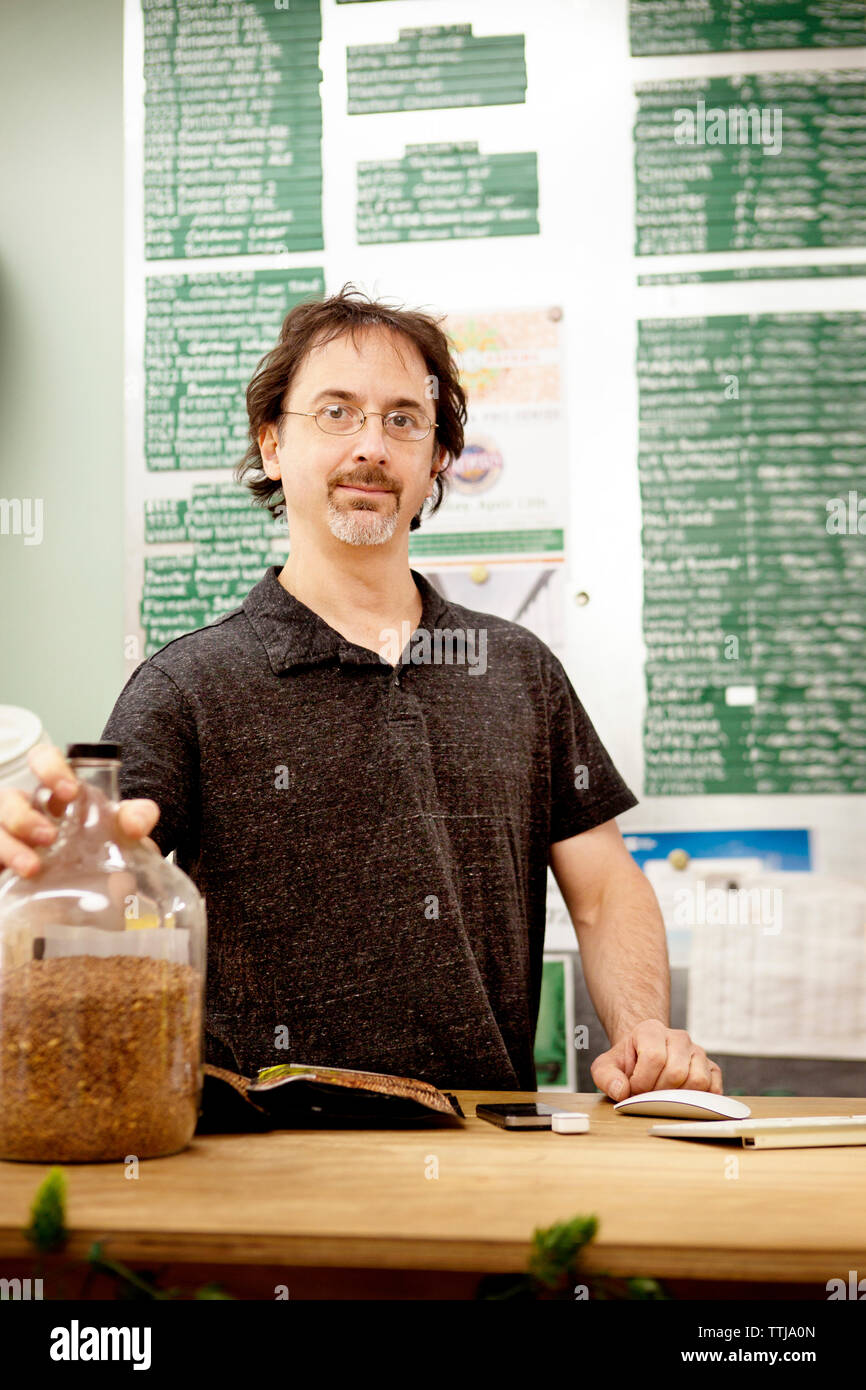 Checkout counter hi-res stock photography and images - Alamy