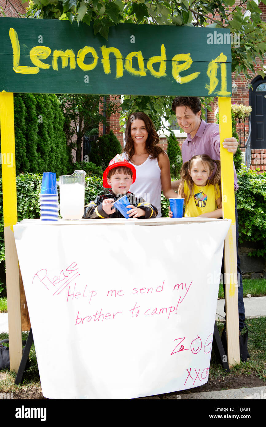 Lemonade stand and man hi-res stock photography and images - Alamy