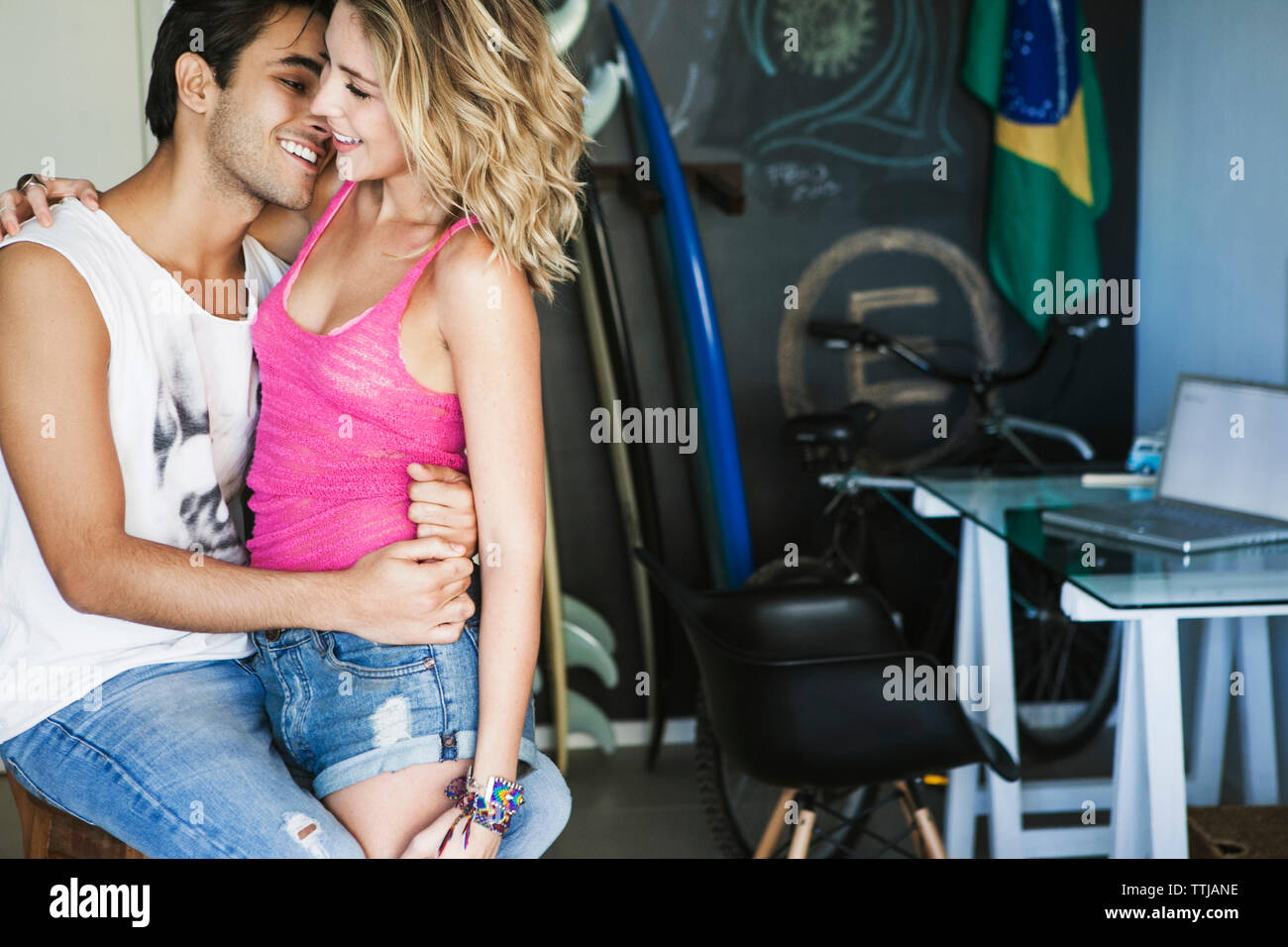 Romantic couple sitting on chair hi-res stock photography and images ...