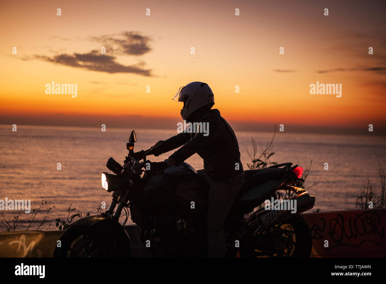 Man riding motorcycle side view hi-res stock photography and images - Alamy