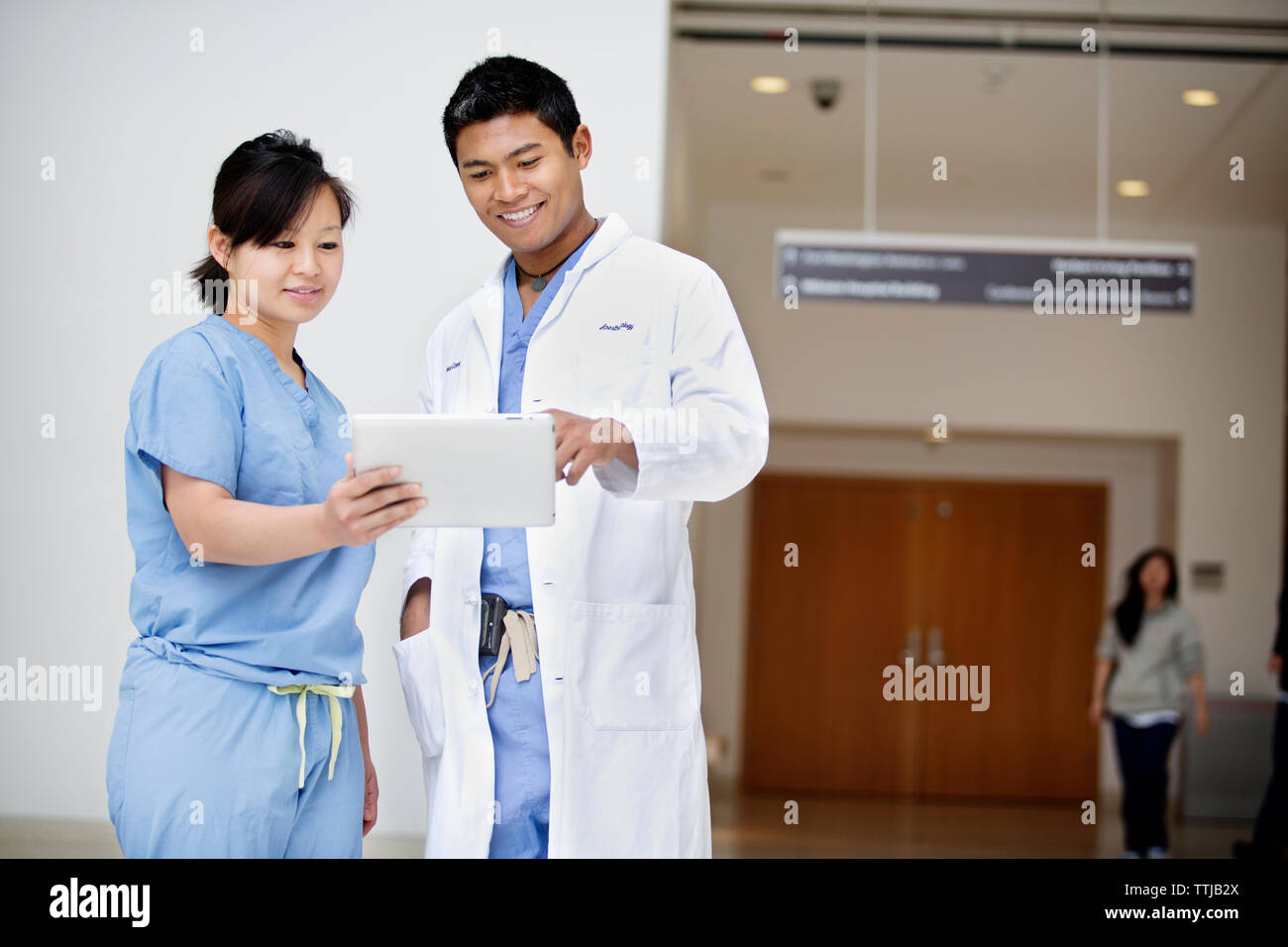 Hospital workers smiling hi-res stock photography and images - Alamy