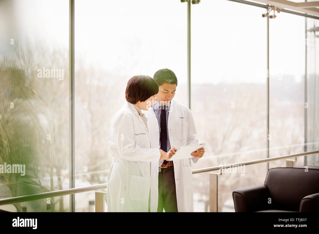 Group of doctors looking up hi-res stock photography and images - Alamy
