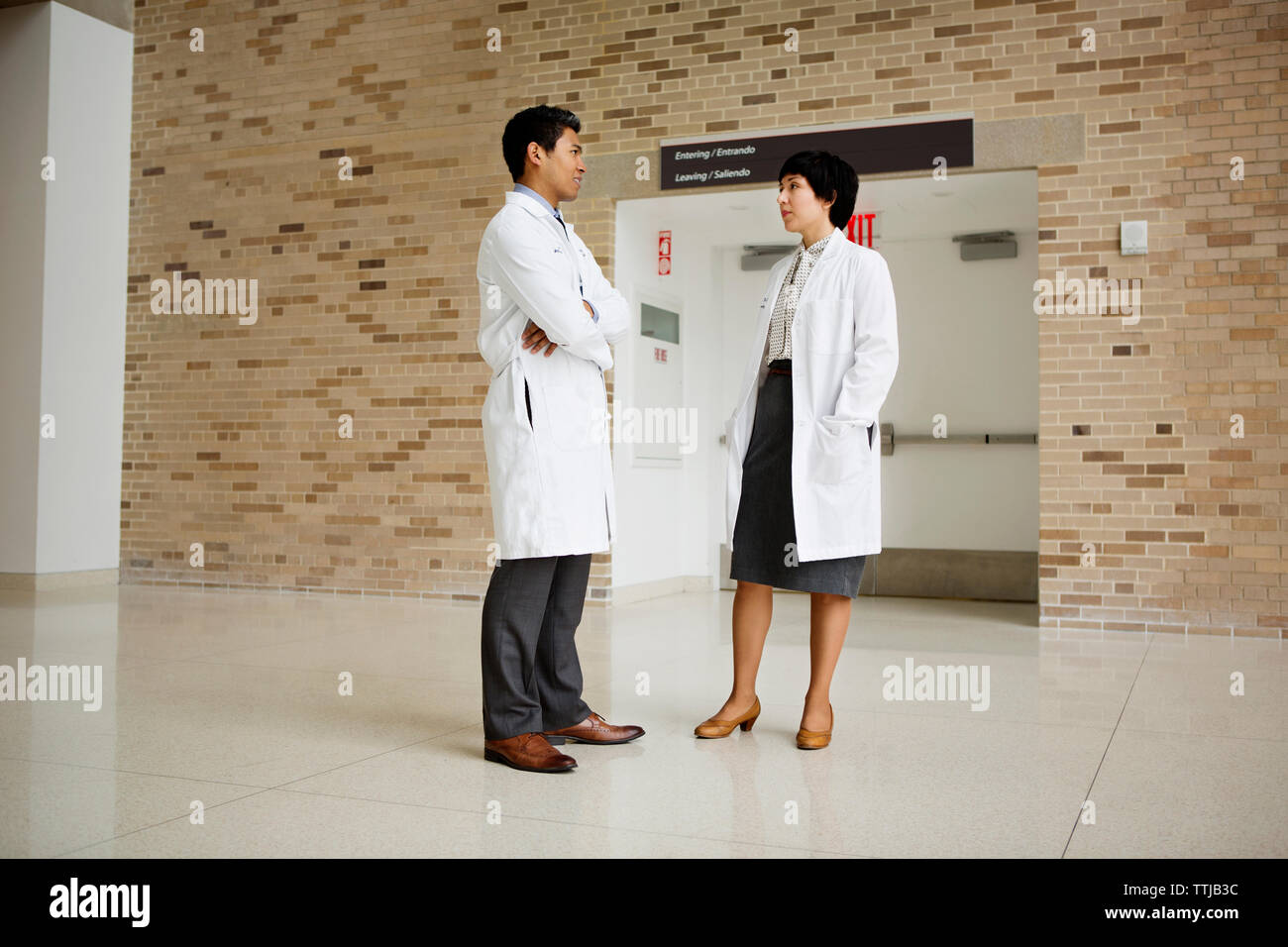 Healthcare workers talking hi-res stock photography and images - Alamy