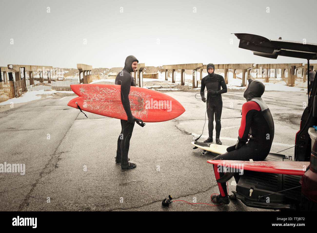 Men in wetsuits hi-res stock photography and images - Alamy