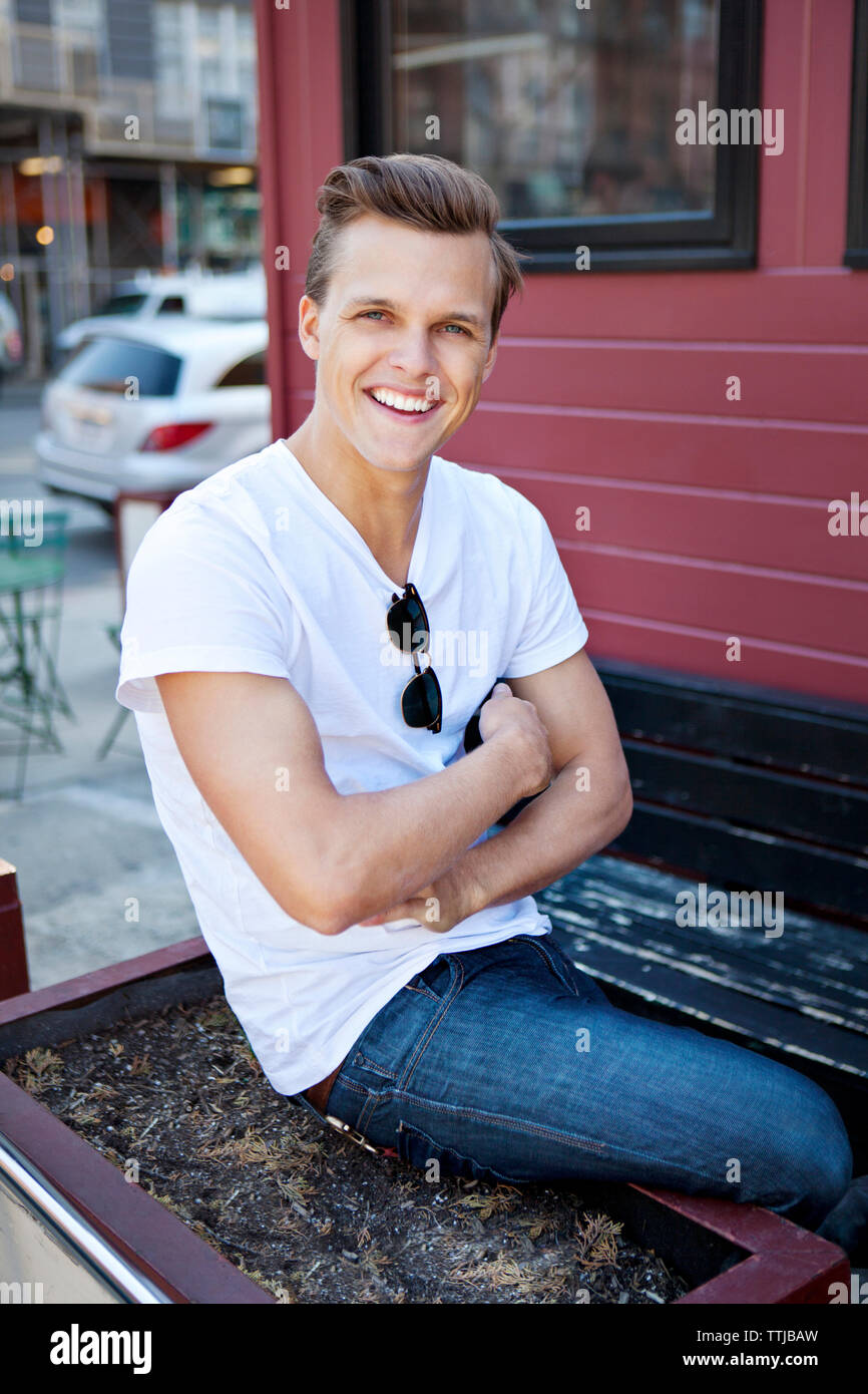 Old man carrying box hi-res stock photography and images - Alamy