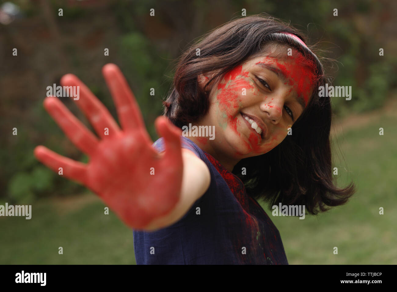 Indian girl celebrating holi festival Stock Photo - Alamy