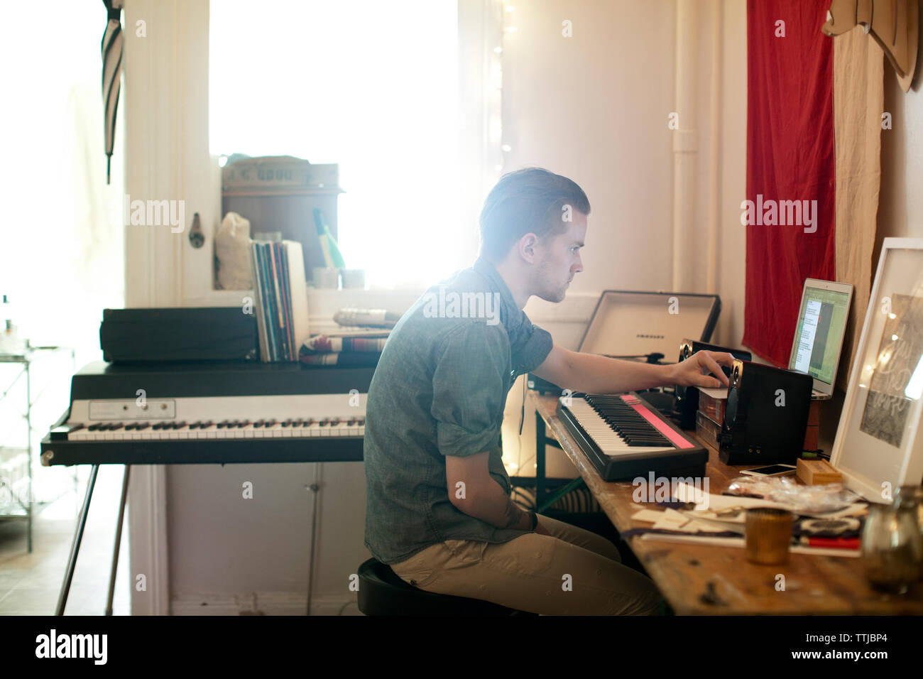 Man playing keyboard hi-res stock photography and images - Alamy