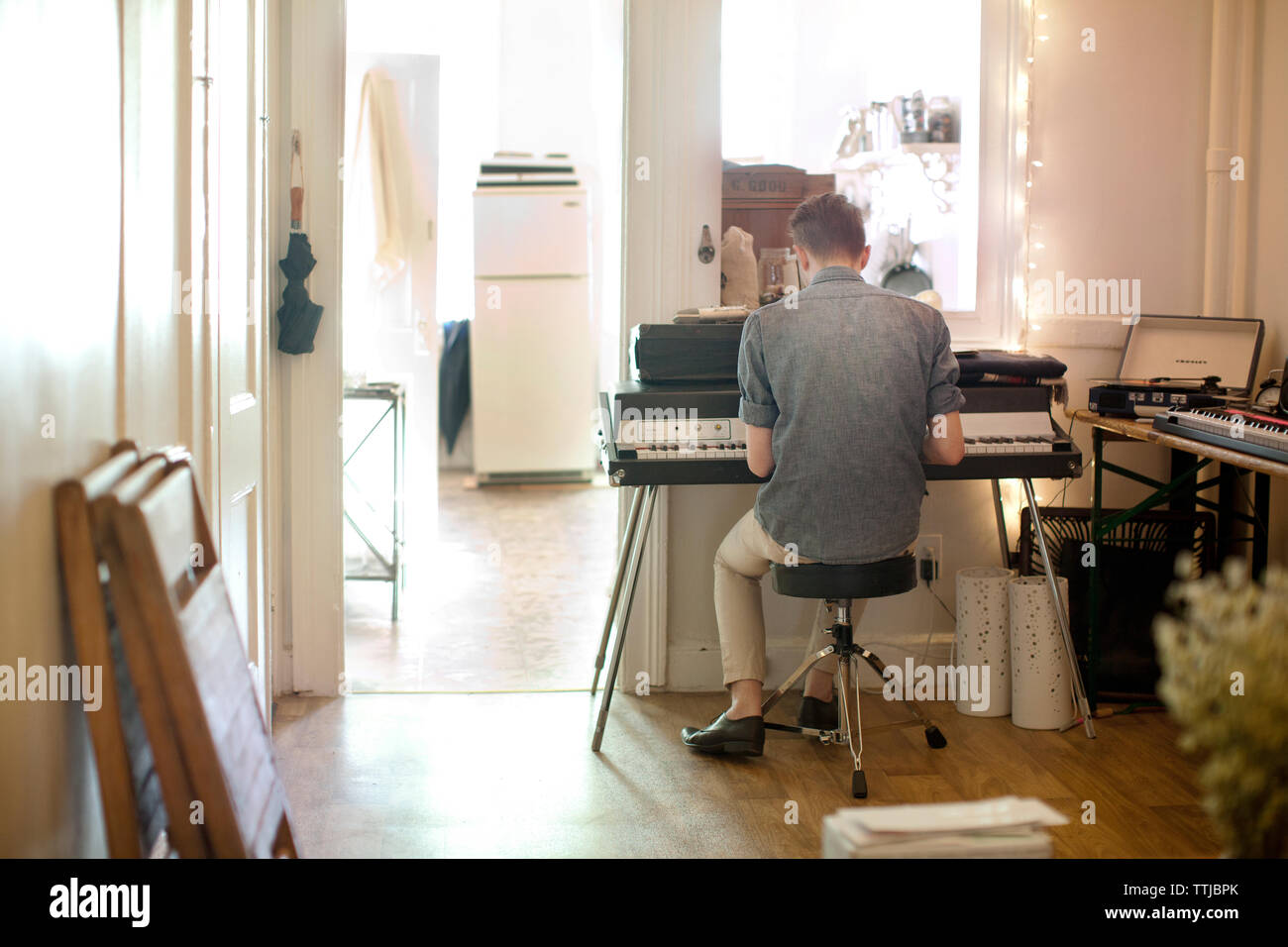 Man playing piano rear view hi-res stock photography and images - Alamy