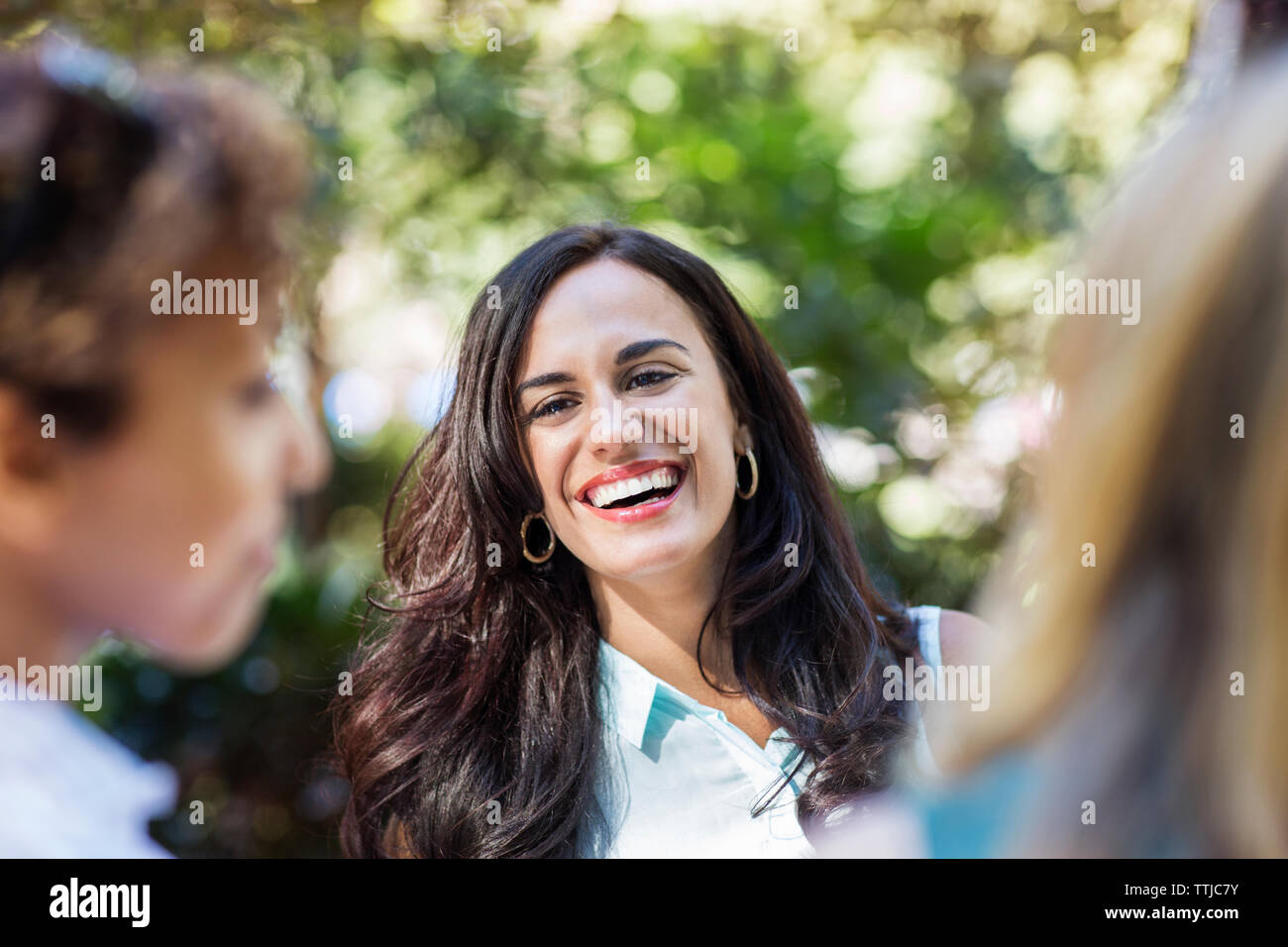 Old friends laughing together hi-res stock photography and images - Alamy