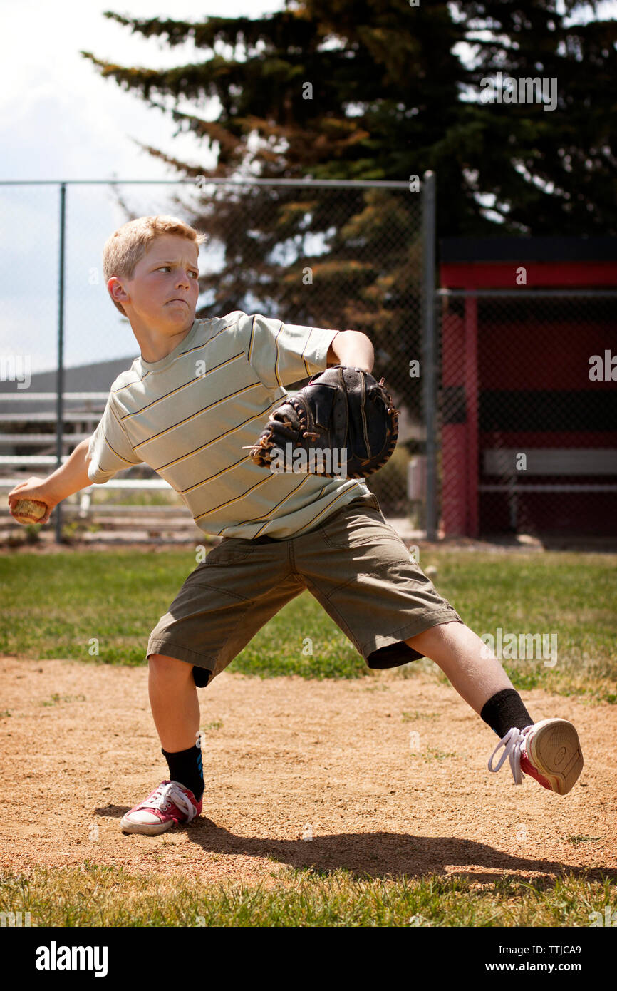 Throwing player hi-res stock photography and images - Alamy