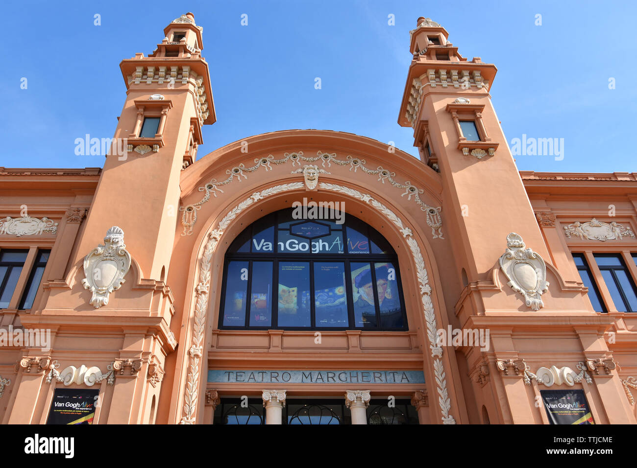 Metropolitan opera exterior hi-res stock photography and images - Alamy