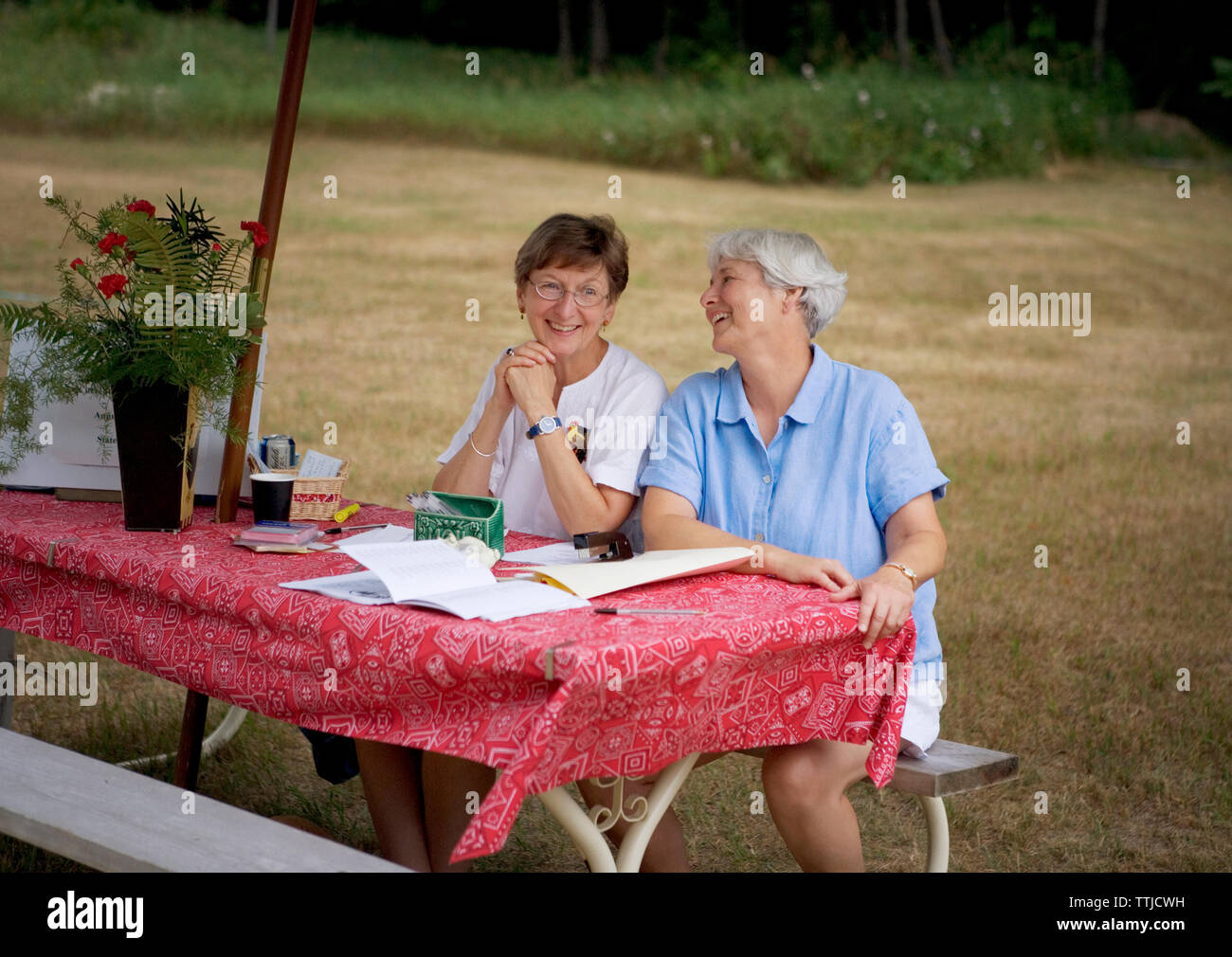 Woman baby friend talking hi-res stock photography and images - Alamy