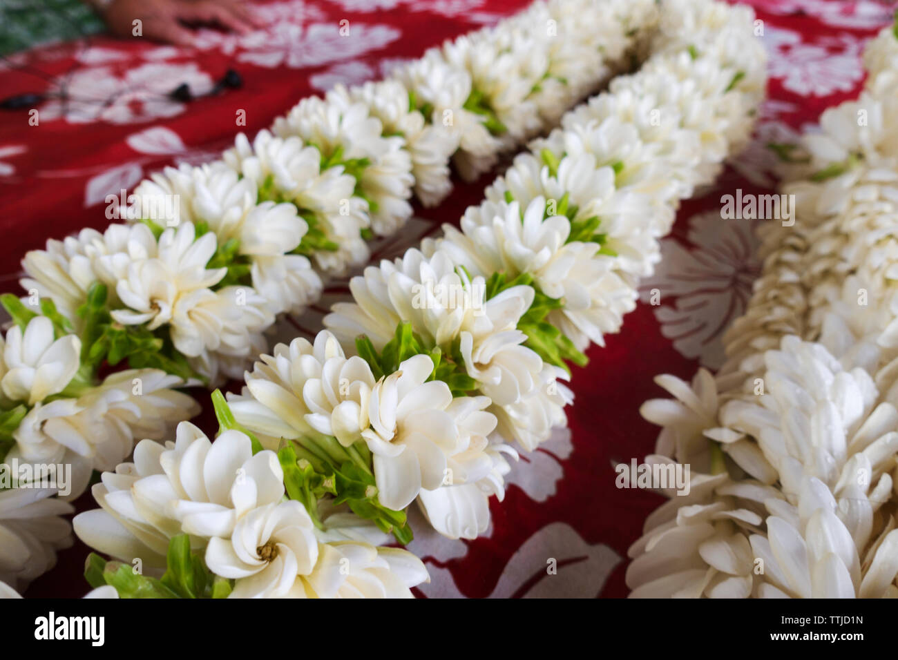White floral garland hi-res stock photography and images - Alamy