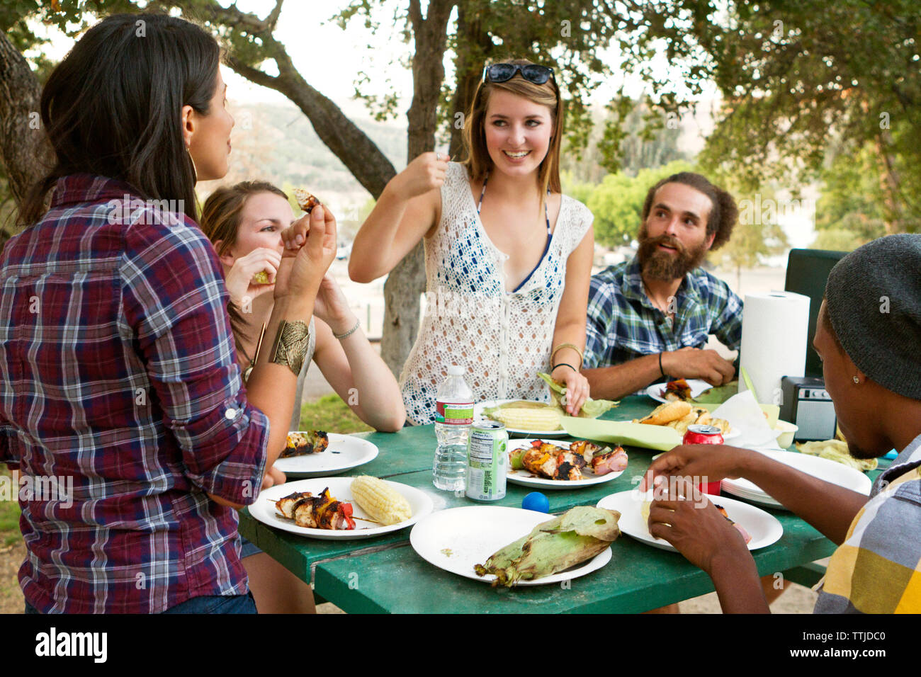 Food table outdoors friends hi-res stock photography and images - Alamy